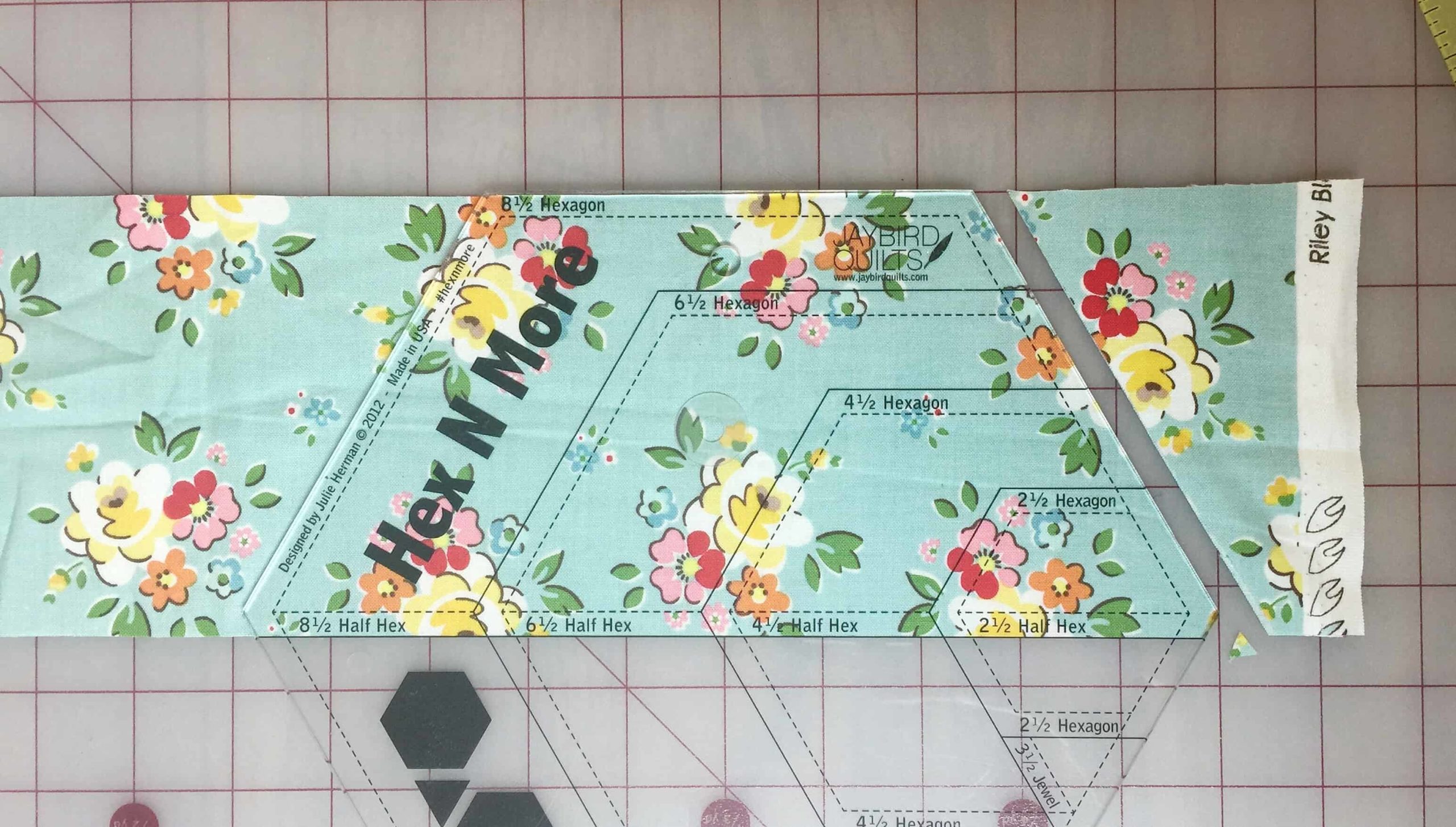 How to make a hexagon quilt with half hexies - free quilt pattern - 5 ...