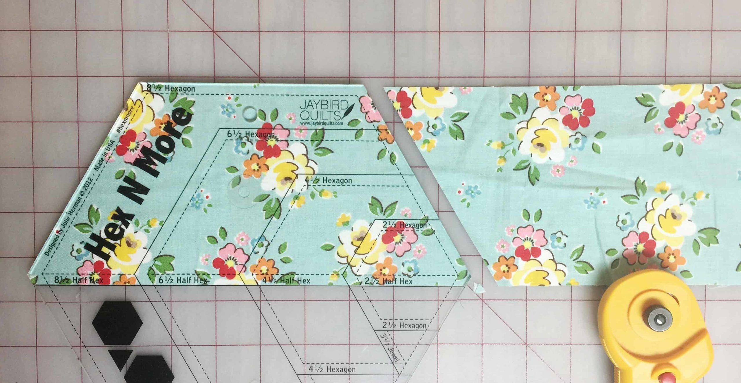 How to make a hexagon quilt with half hexies - free quilt pattern - 5 ...